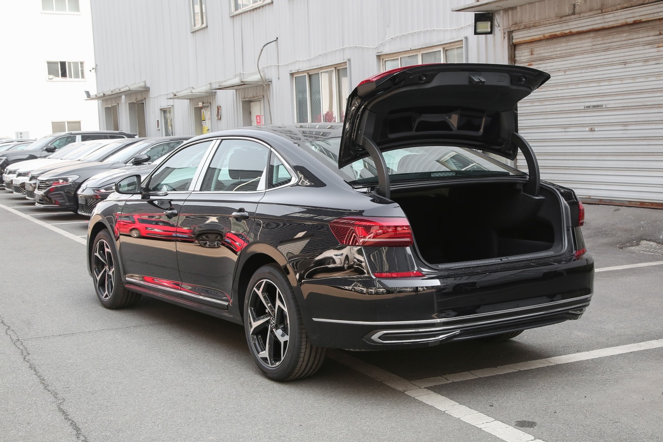 【帕萨特出众款 380TSI 星空龙腾版后备厢开启45度侧拍图片-汽车图片大全】-易车