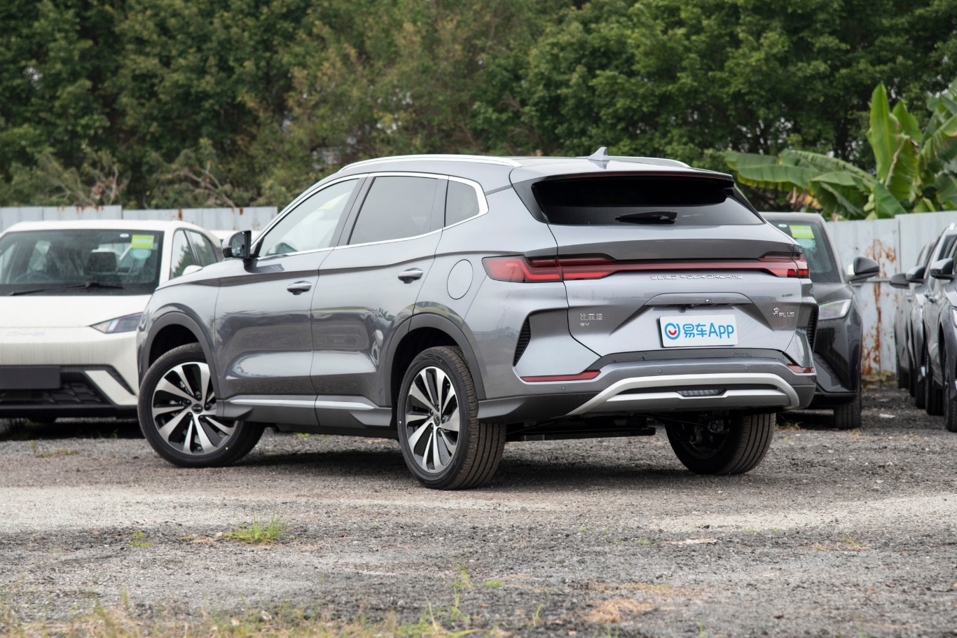 【宋PLUS新能源EV 荣耀版 520km 豪华型侧后45度车头向左水平图片-汽车图片大全】-易车