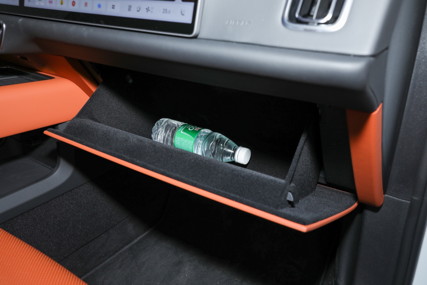 【理想L7Pro手套箱空间水瓶横置图片-汽车图片大全】-易车