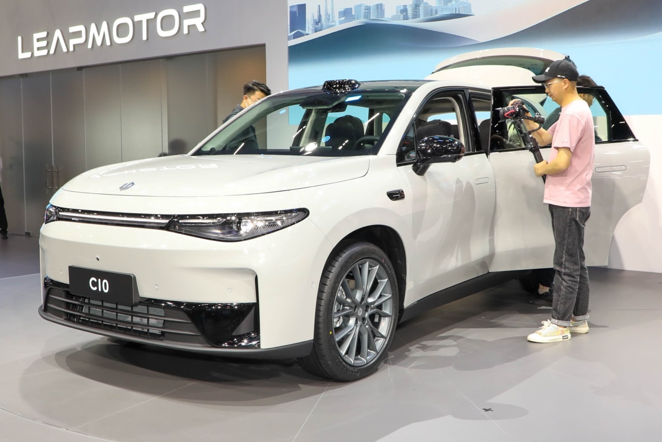 【零跑C10增程版 210km 210激光雷达版侧前45度车头向左水平图片-汽车图片大全】-易车