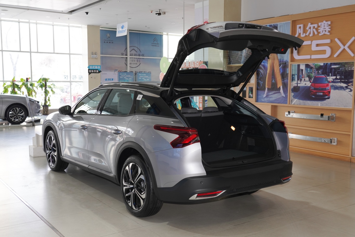 【凡尔赛C5 X1.6T 势不凡后备厢开启45度侧拍图片-汽车图片大全】-易车