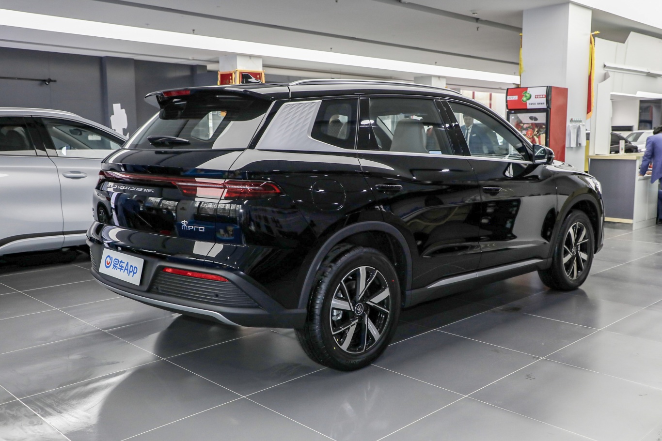 【宋ProDM-i 荣耀版 1.5L 110km 超越型侧后45度车头向右水平图片-汽车图片大全】-易车