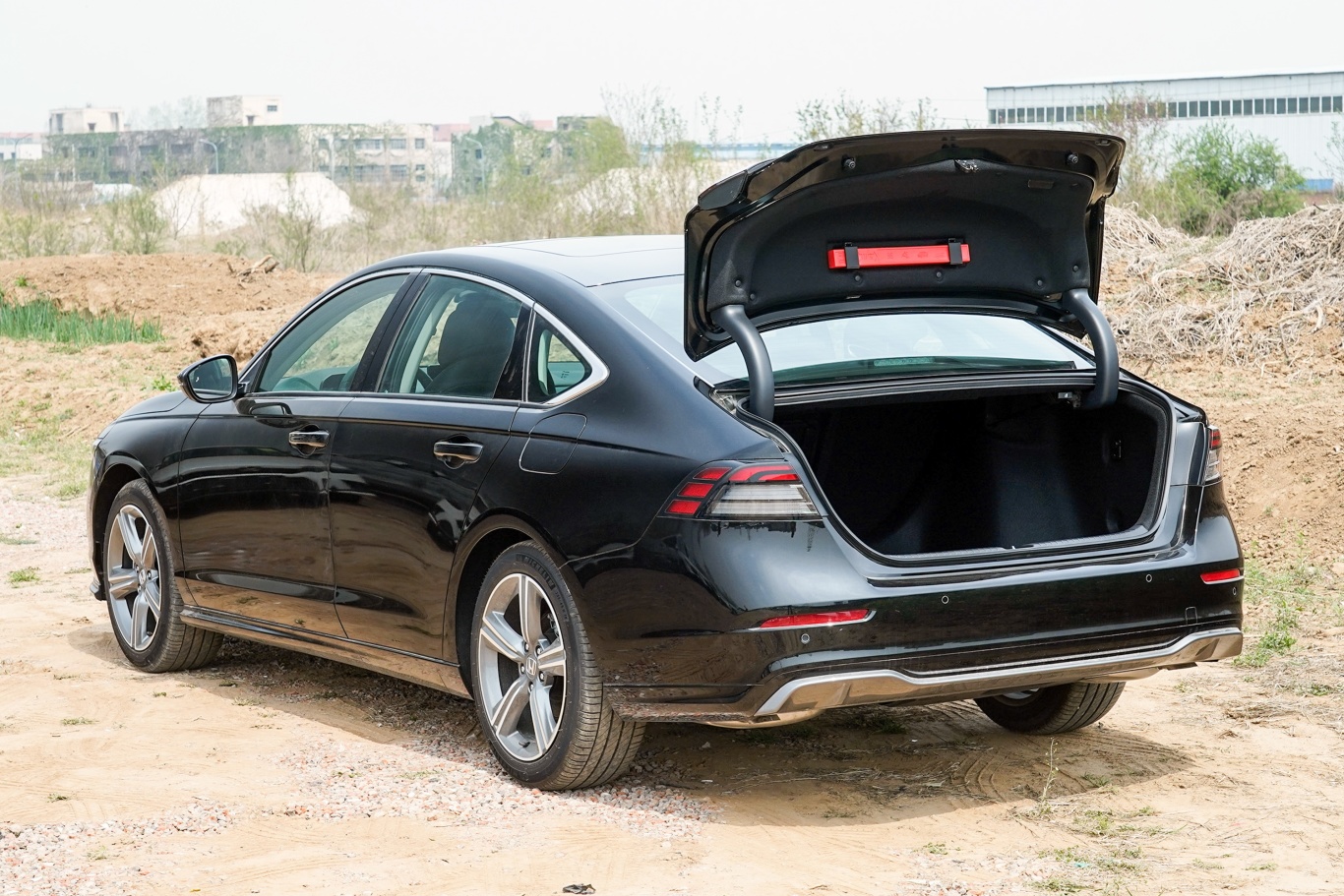 【雅阁260TURBO 尊贵版后备厢开启45度侧拍图片-汽车图片大全】-易车