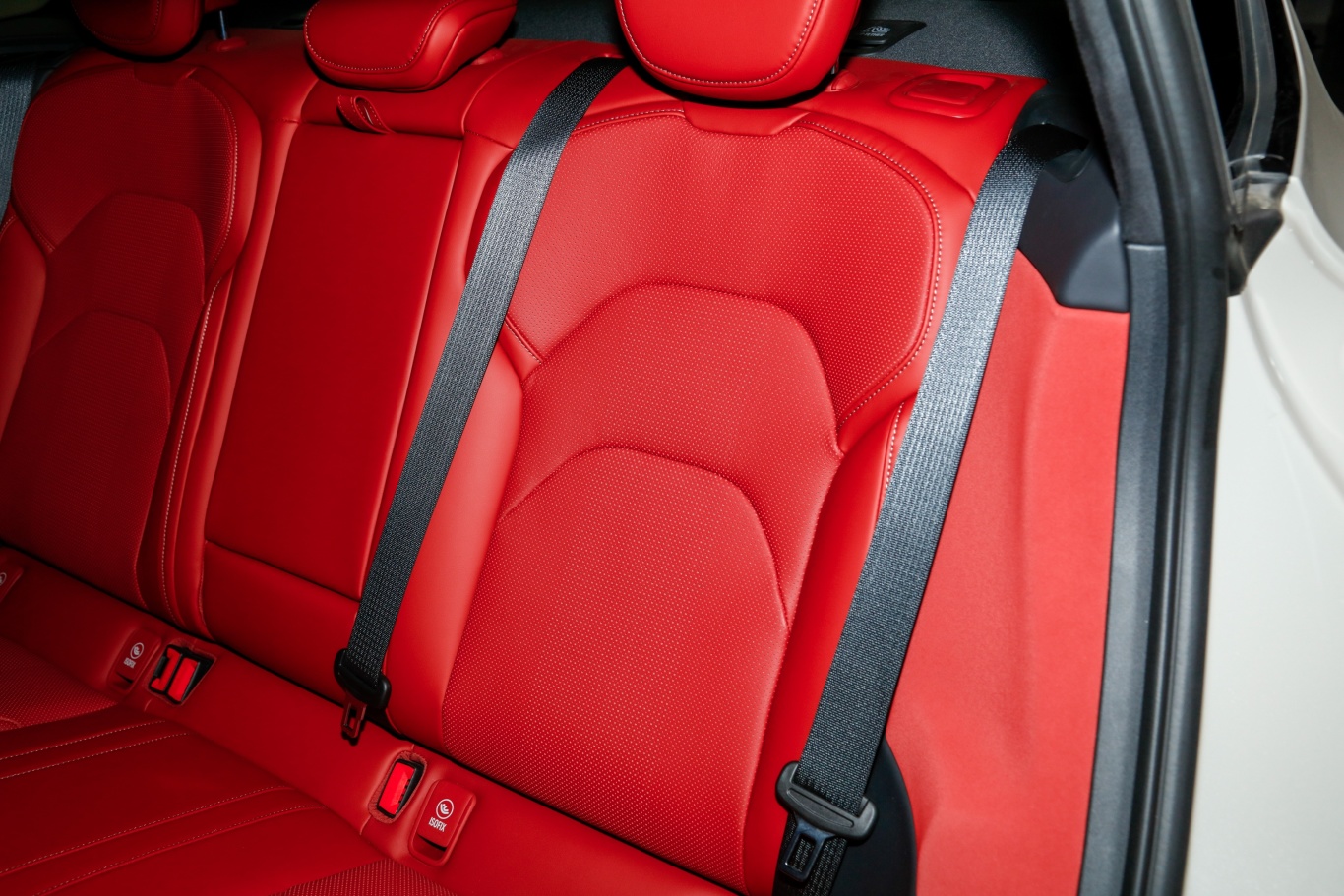 【小米SU7800km 四驱Max超长续航版后排空间图片-汽车图片大全】-易车