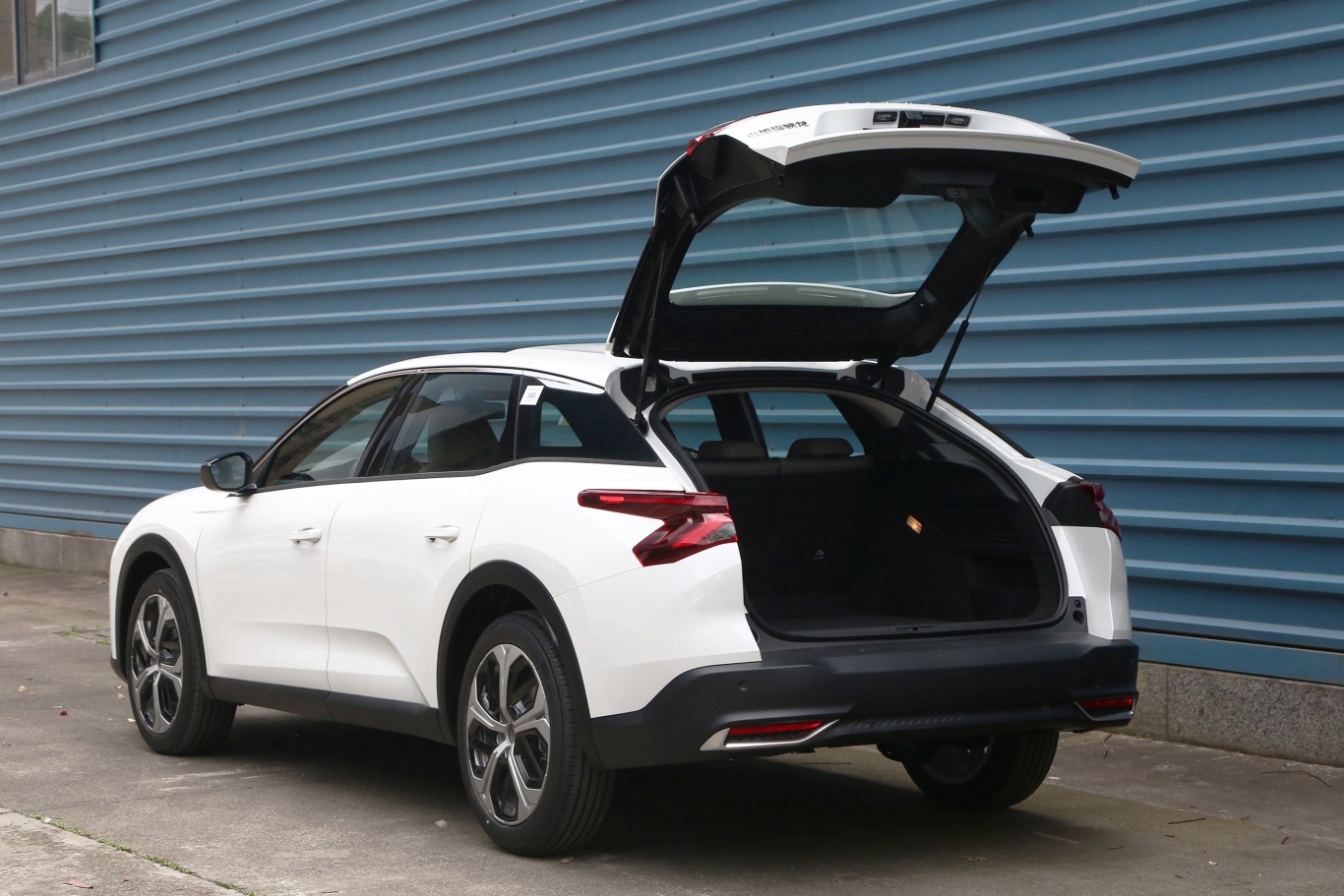 【凡尔赛C5 X1.6T 享不凡后备厢开启45度侧拍图片-汽车图片大全】-易车