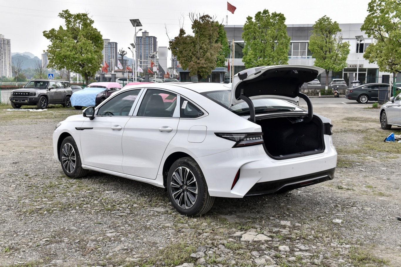 【风云A8远航版 1.5T 127km 舒适型后备厢开启45度侧拍图片-汽车图片大全】-易车