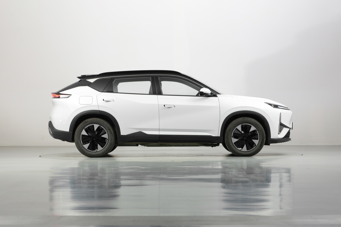 【风神L7插电混动 1.5T 205km 205Plus正侧车头向右水平图片-汽车图片大全】-易车