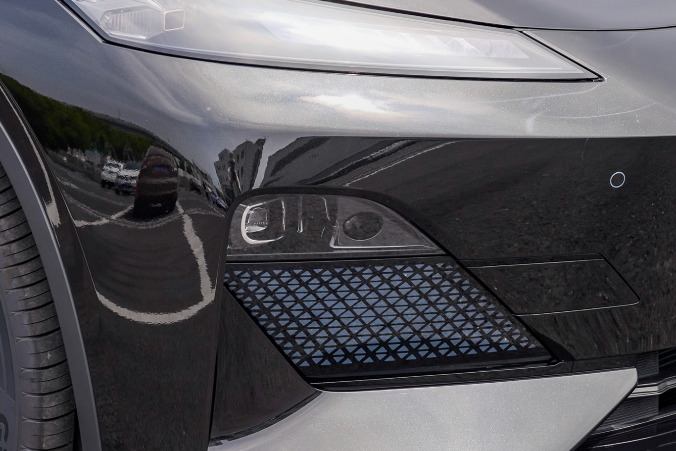 【深蓝SL03纯电版 530km Plus大灯侧45度俯拍图片-汽车图片大全】-易车