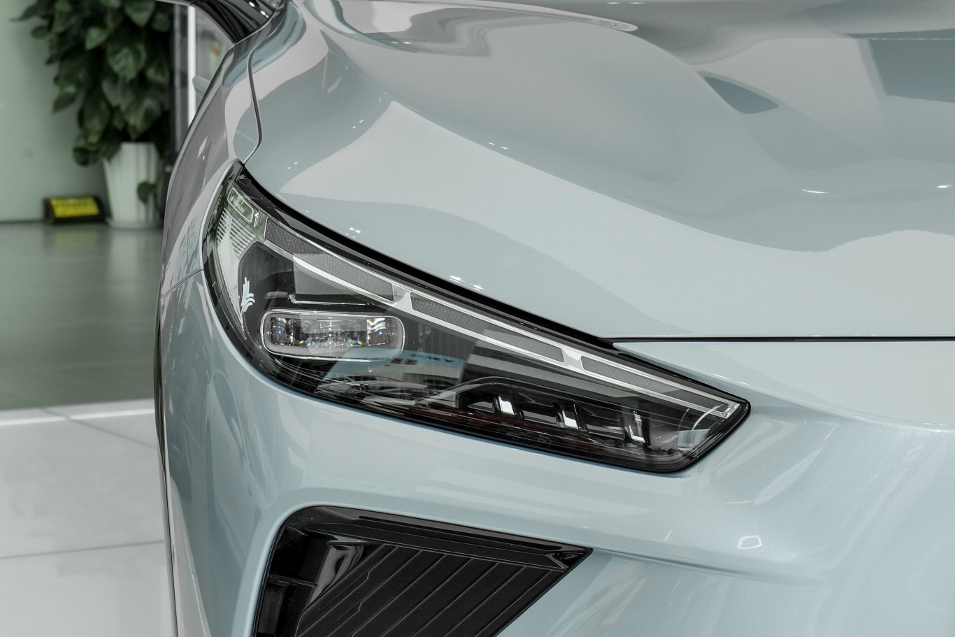 【哪吒L增程版 310km 闪充红衣版外观灯组图片-汽车图片大全】-易车