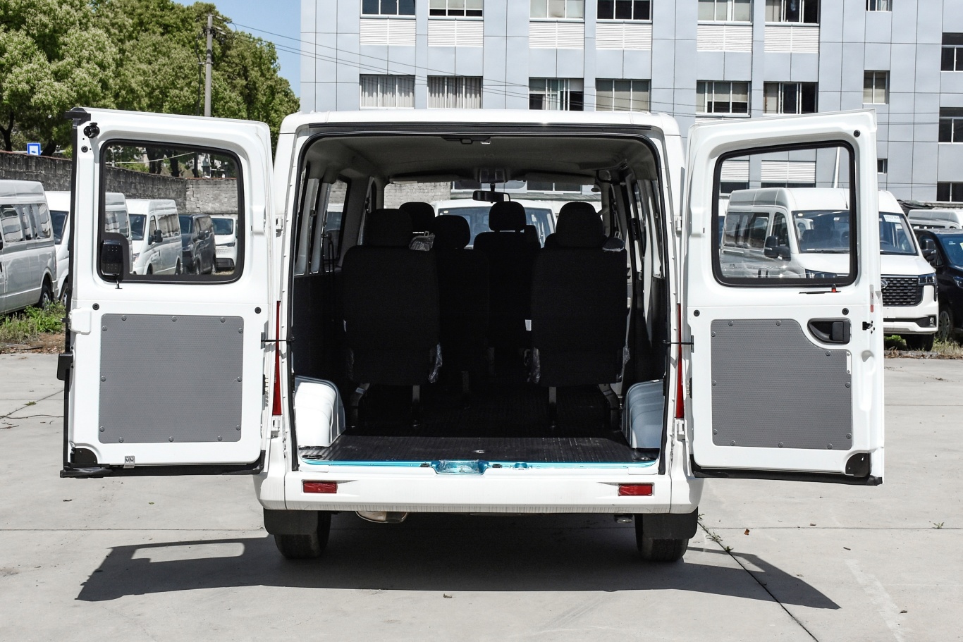 【新途V80傲运通 2.0T AMT长轴超低顶超值版 6/7/8/9座后备厢图片-汽车图片大全】-易车