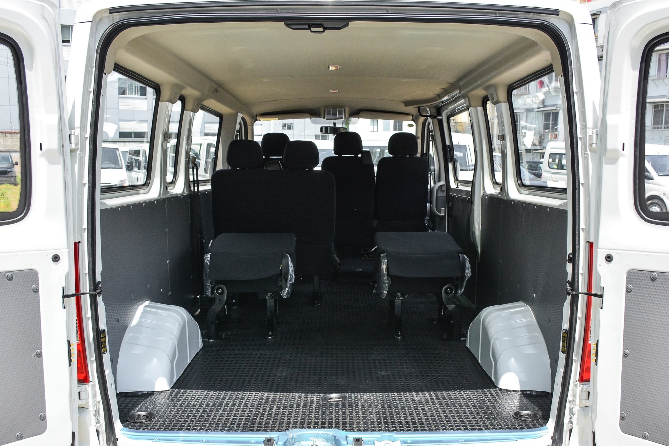 【新途V80傲运通 2.0T AMT长轴超低顶超值版 6/7/8/9座后备厢图片-汽车图片大全】-易车