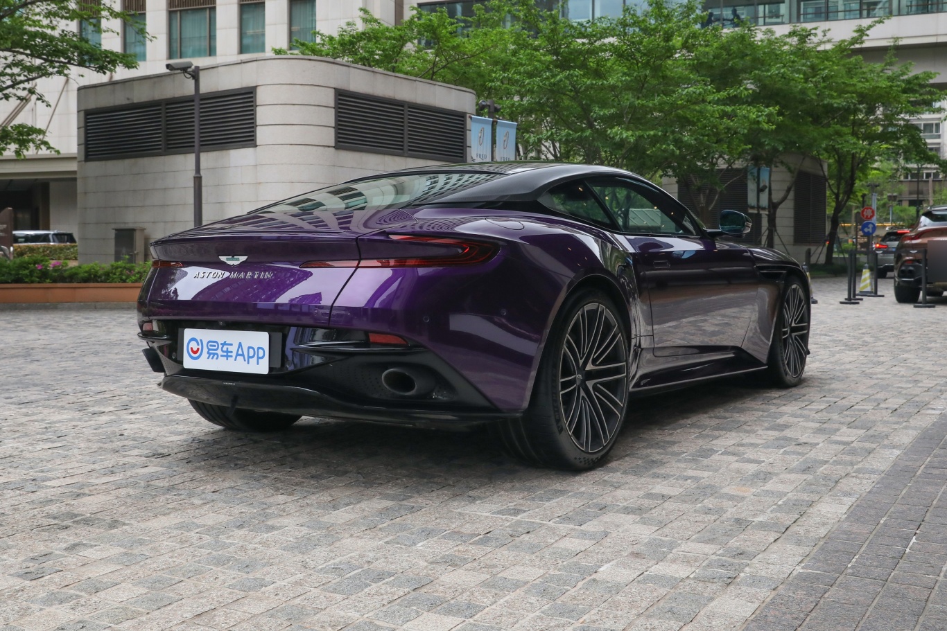 【阿斯顿·马丁DB124.0T V8侧后45度车头向右水平图片-汽车图片大全】-易车