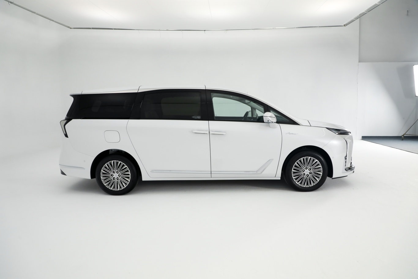 【别克GL8 插电混动陆尊 1.5T 138km 奢享版 7座正侧车头向右水平图片-汽车图片大全】-易车