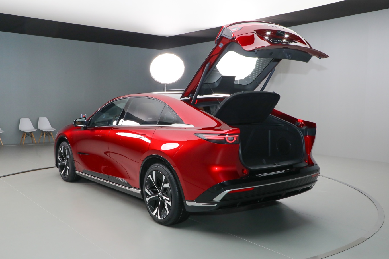 【马自达EZ-6纯电版 600km 智尊版后备厢开启45度侧拍图片-汽车图片大全】-易车