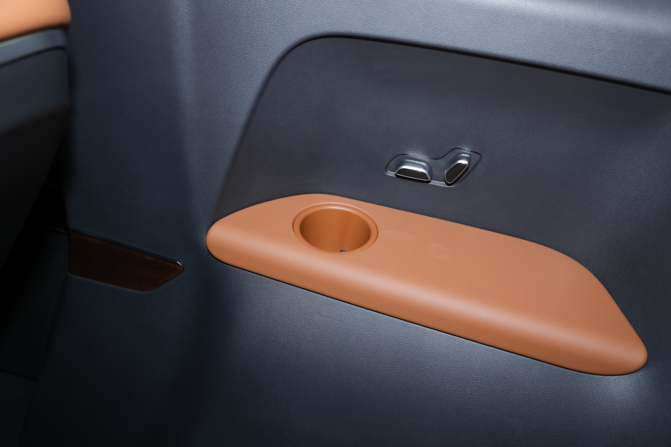 【红旗HQ9 PHEV2.0T 73km 旗舰版后排(第二排)杯架图片-汽车图片大全】-易车