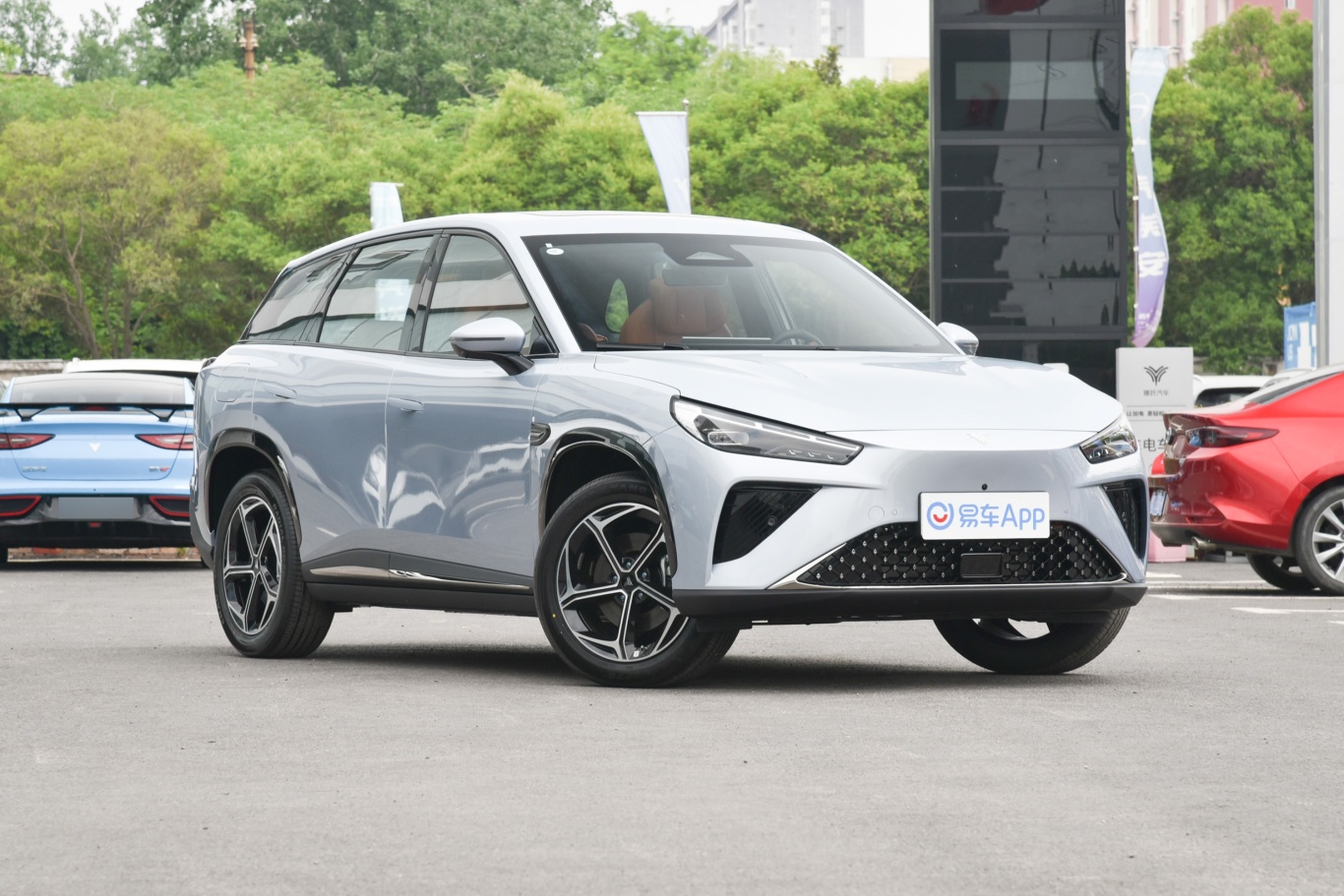 【哪吒L增程版 310km 闪充PRO版侧前45度车头向右水平图片-汽车图片大全】-易车