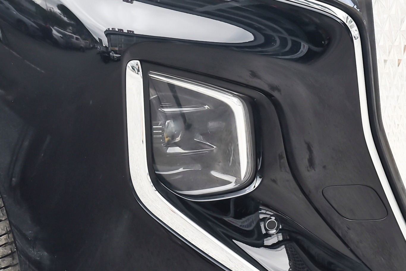 【红旗HQ92.0T 公务版大灯侧45度俯拍图片-汽车图片大全】-易车