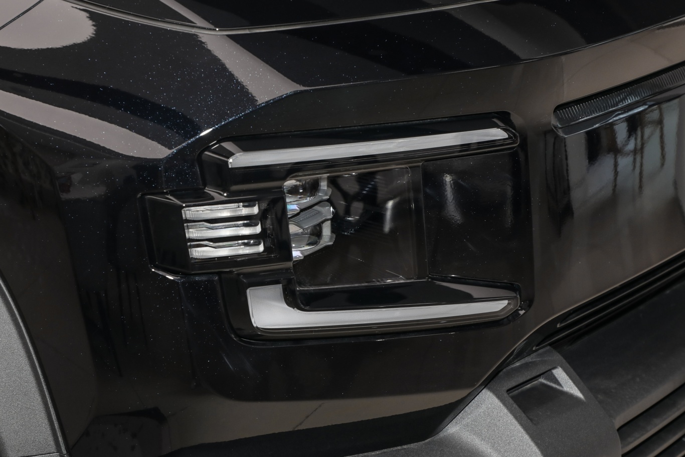 【深蓝G318174km 四驱空悬版大灯侧45度俯拍图片-汽车图片大全】-易车