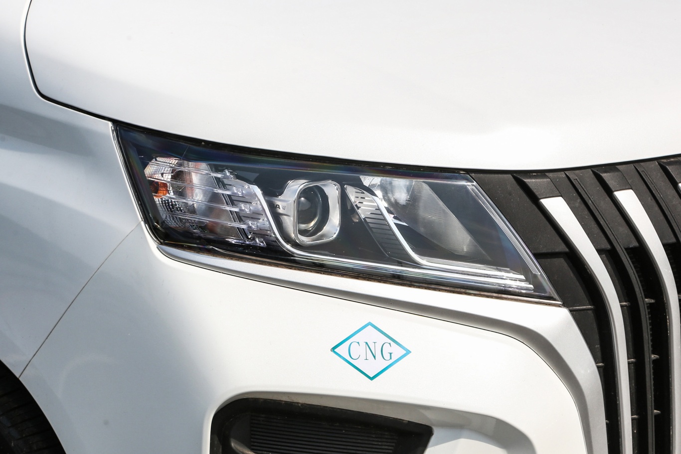 【锐胜王牌M72.0L 手动长轴舒适型 7座 CNG大灯侧45度俯拍图片-汽车图片大全】-易车