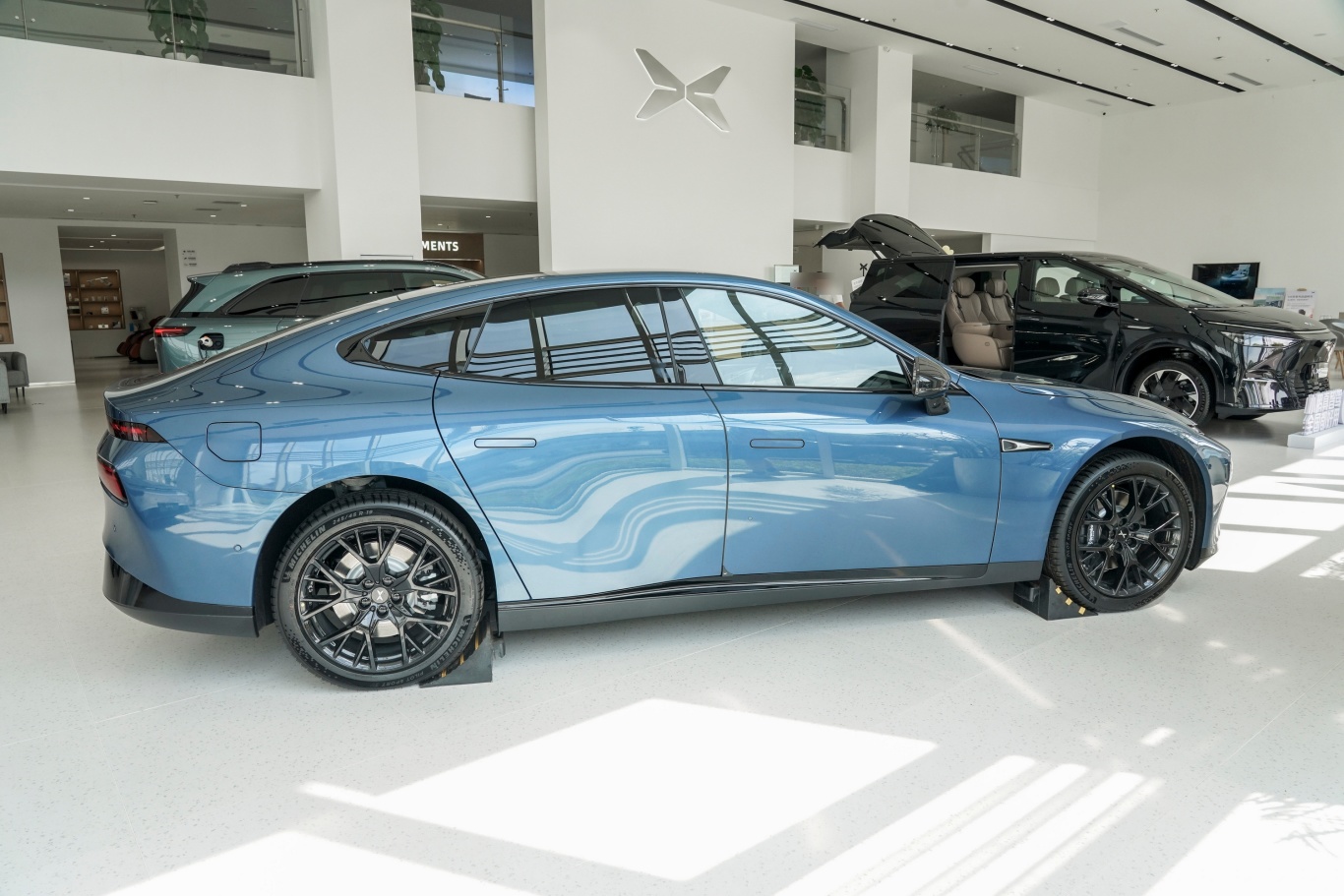 【小鹏P7P7i 702 后驱Max鹏翼版正侧车头向右水平图片-汽车图片大全】-易车