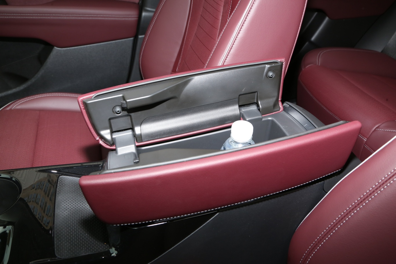 【昂科威Plus昂科威Plus 28T 两驱尊享版前排扶手箱储物格图片-汽车图片大全】-易车