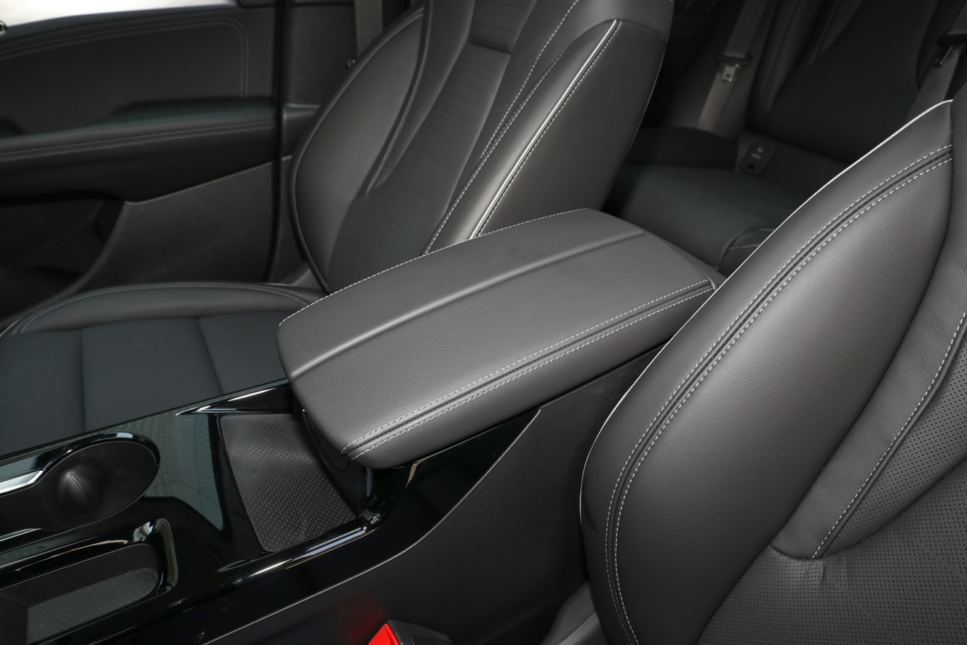 【昂科威Plus昂科威Plus 28T 四驱尊享版前排中央扶手图片-汽车图片大全】-易车