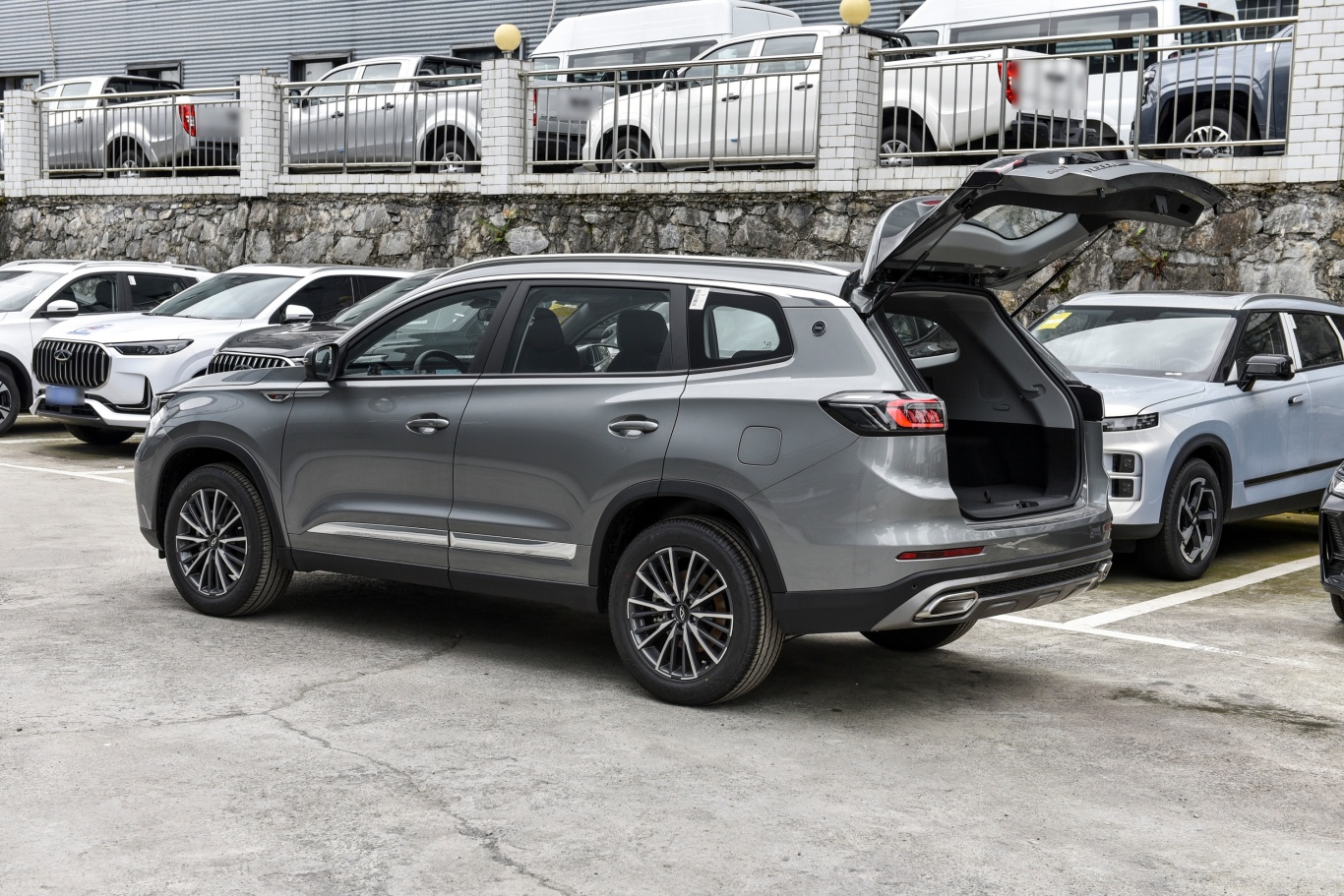 【瑞虎8 PLUS冠军版 290TGDI 豪悦 5座后备厢开启45度侧拍图片-汽车图片大全】-易车