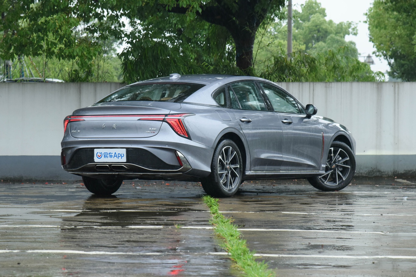 【红旗H62.0T 致逸版侧后45度车头向右水平图片-汽车图片大全】-易车