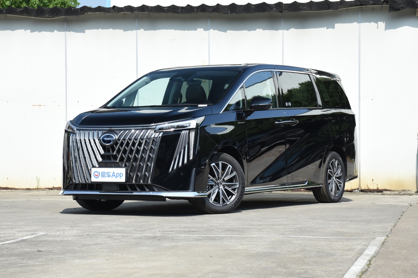 【传祺M8大师系列 2.0T 超级混动版 7座侧前45度车头向左水平图片-汽车图片大全】-易车