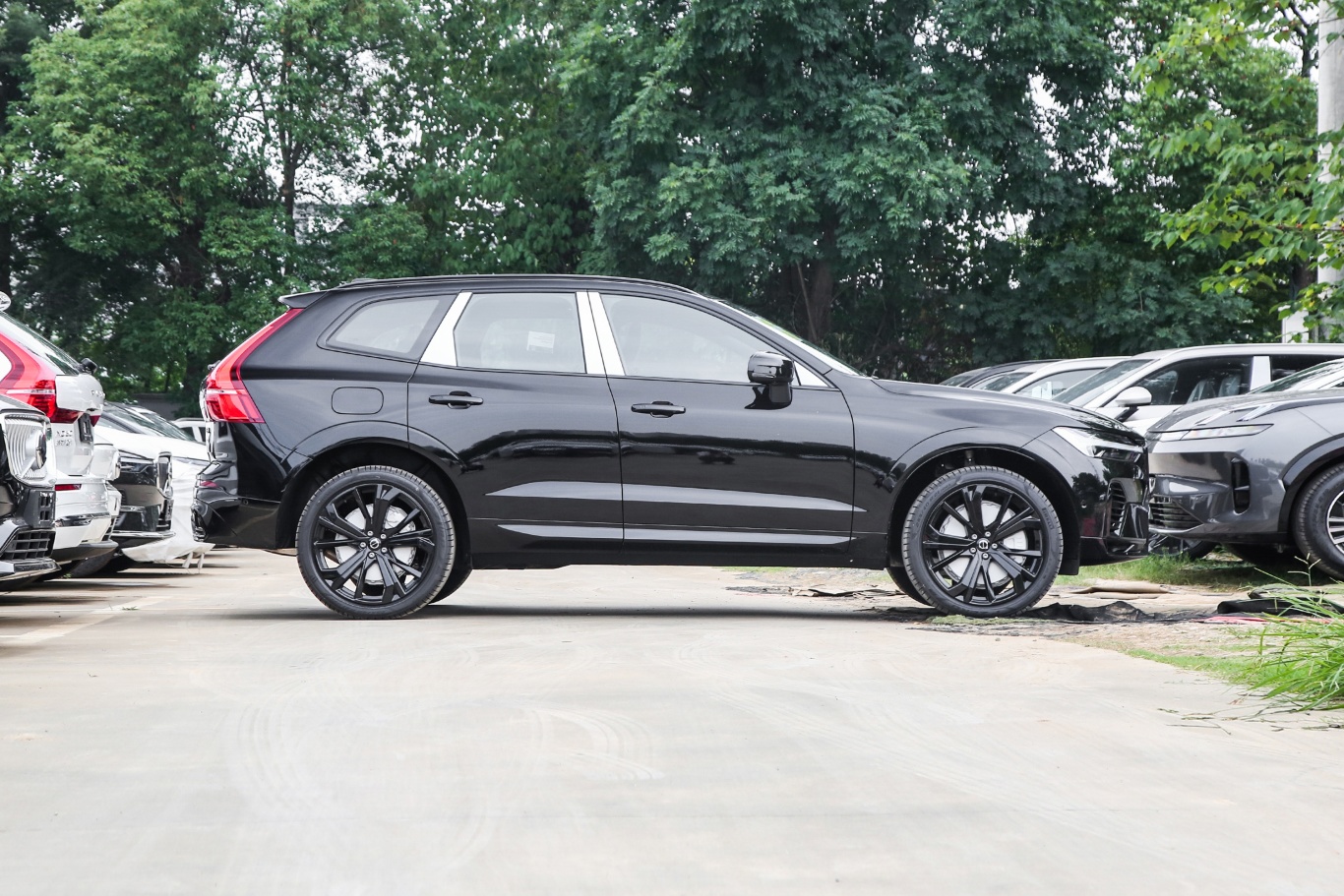 【沃尔沃XC60 插电混动2.0T 64km 长续航智远极夜黑版正侧车头向右水平图片-汽车图片大全】-易车