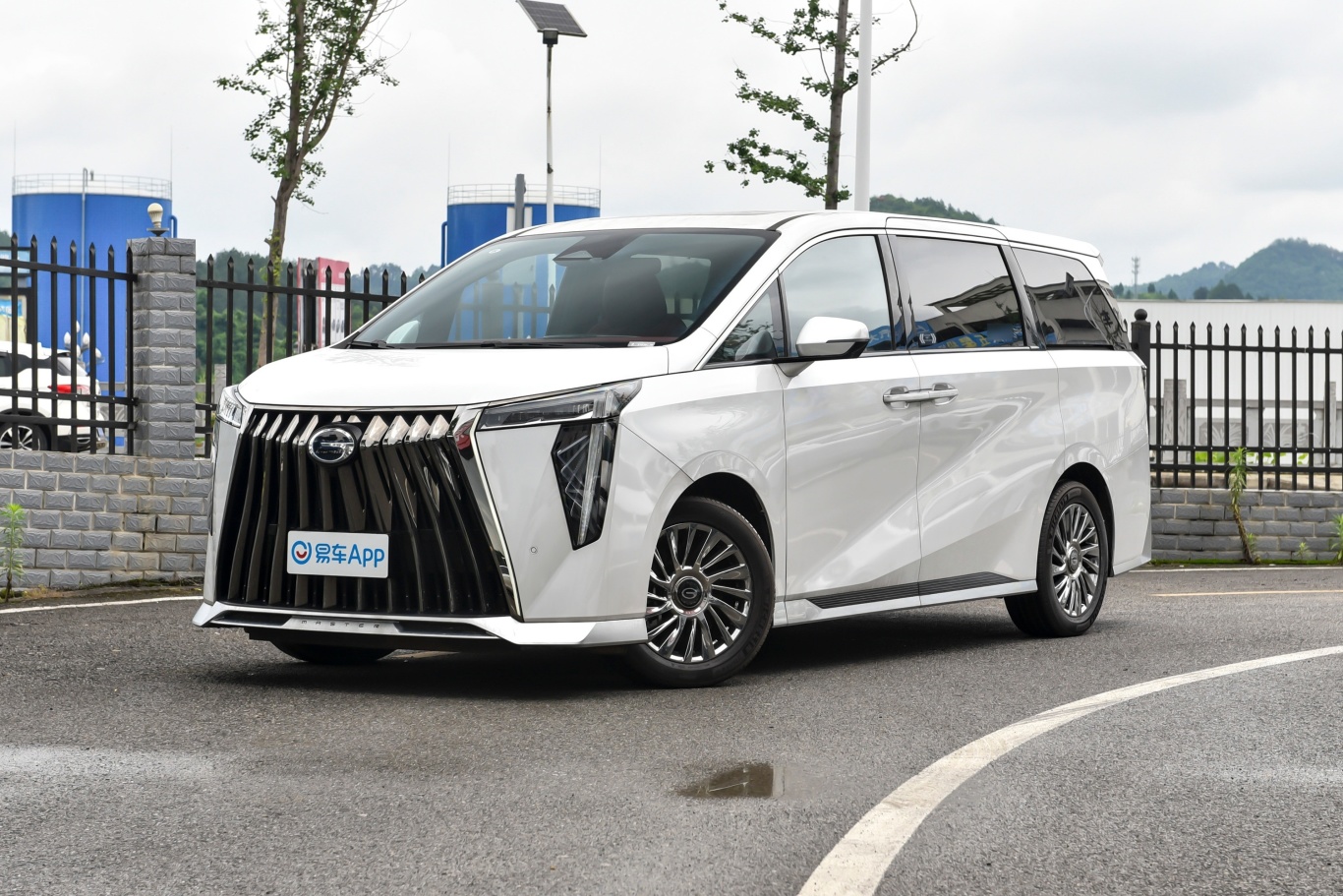 【传祺M8宗师系列 双擎 2.0T 旗舰版 7座侧前45度车头向左水平图片-汽车图片大全】-易车