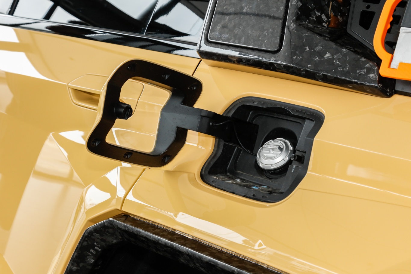 【猛士917增程版 161km 蛟龙战甲加油口图片-汽车图片大全】-易车