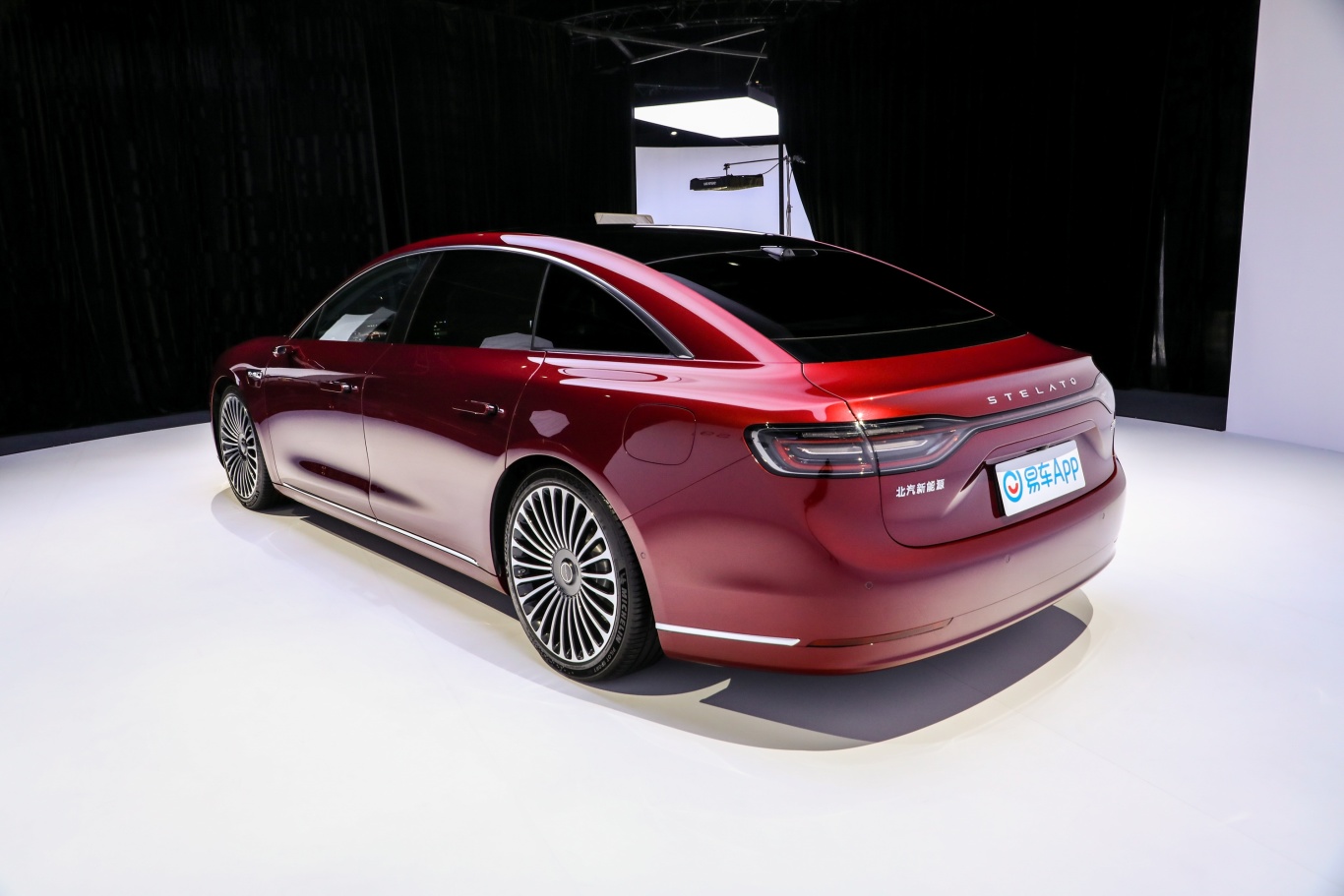 【享界S9纯电动 721km 四驱Ultra侧后45度车头向左水平图片-汽车图片大全】-易车