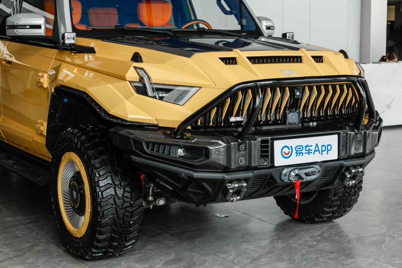 【猛士917增程版 161km 蛟龙战甲前格栅侧俯拍图片-汽车图片大全】-易车