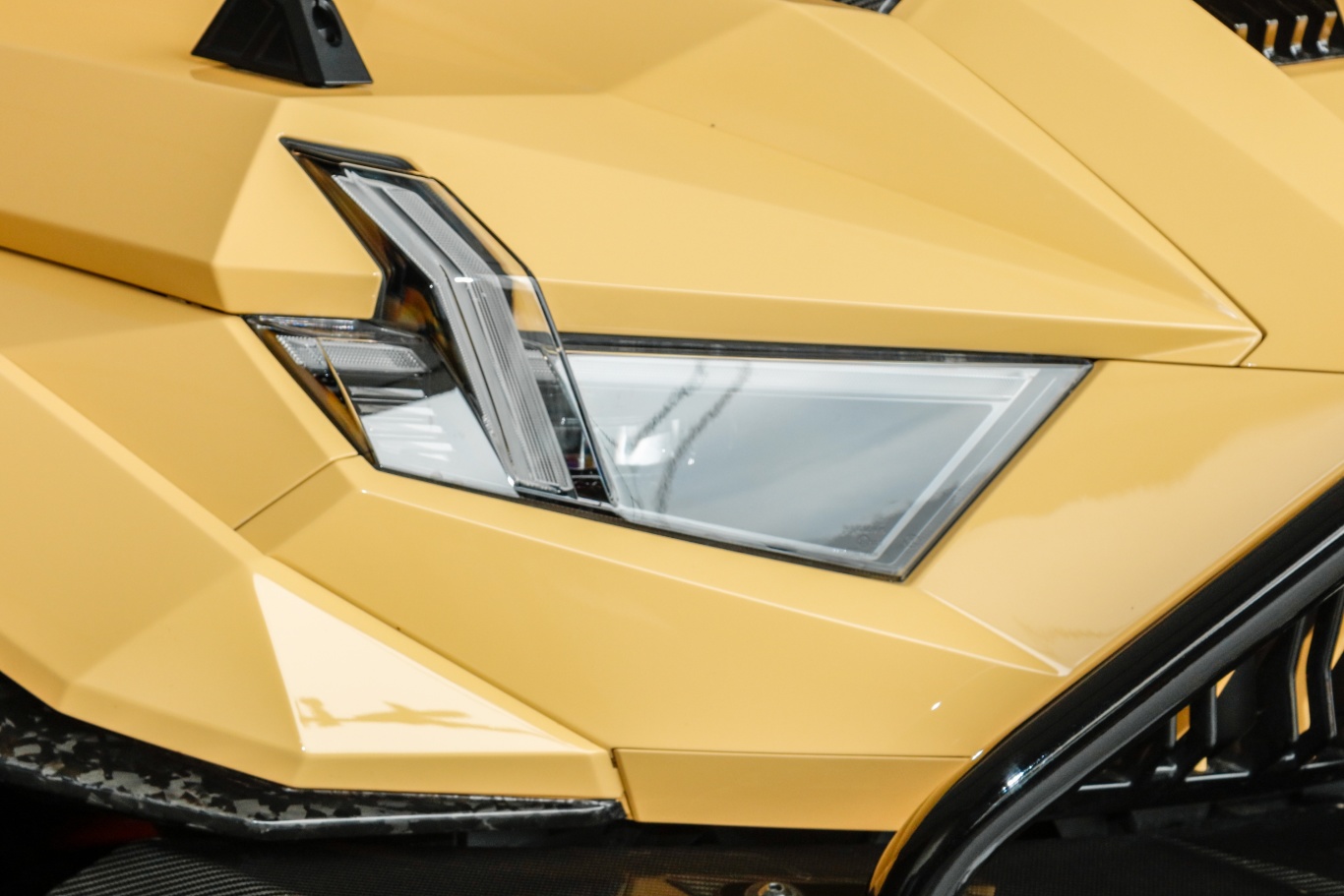 【猛士917增程版 161km 蛟龙战甲大灯侧45度俯拍图片-汽车图片大全】-易车