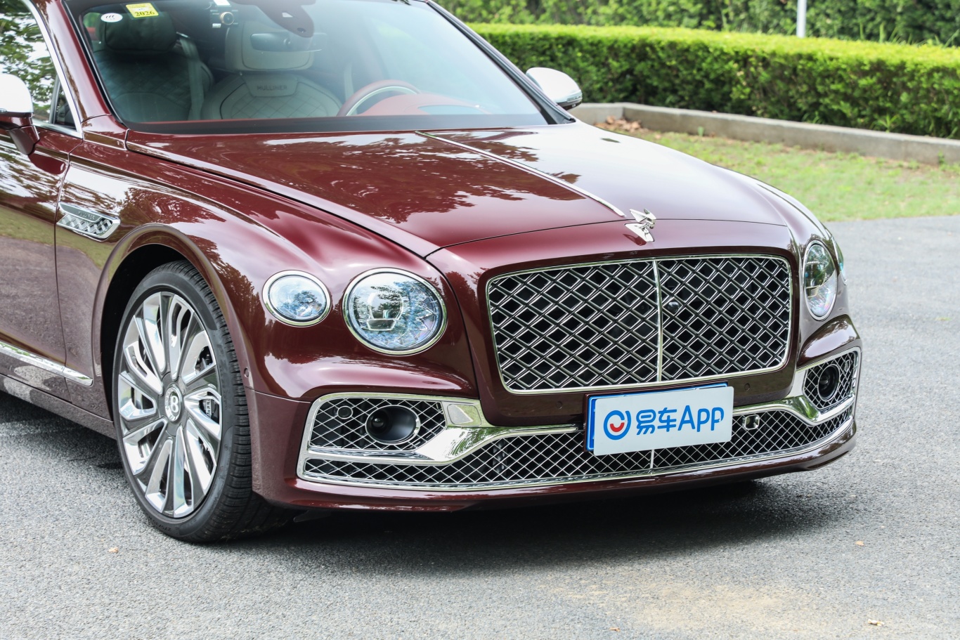 【飞驰4.0T V8 Mulliner前格栅侧俯拍图片-汽车图片大全】-易车