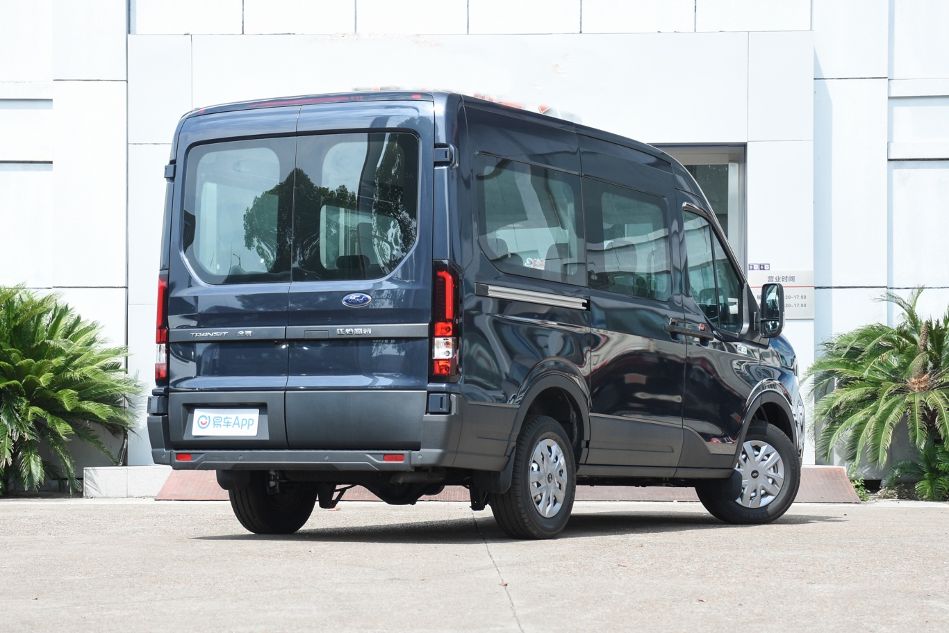 【全顺T82.0T 手动短轴中顶多功能版 6座(3+3)侧后45度车头向右水平图片-汽车图片大全】-易车