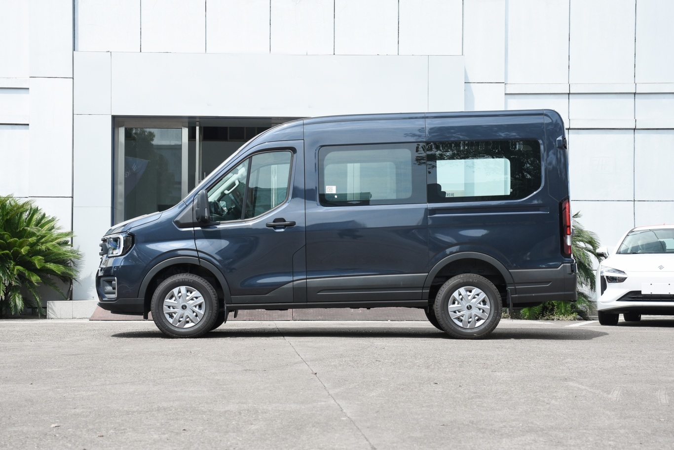 【全顺T82.0T 手动短轴中顶多功能版 6座(3+3)正侧车头向左水平图片-汽车图片大全】-易车