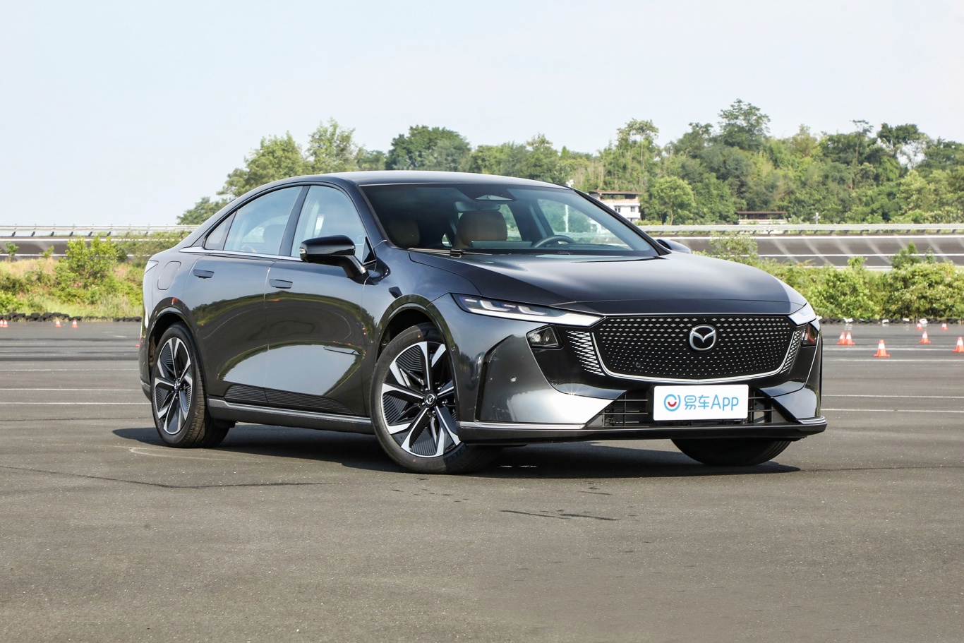 【马自达EZ-6纯电版 600km 智尊版侧前45度车头向右水平图片-汽车图片大全】-易车