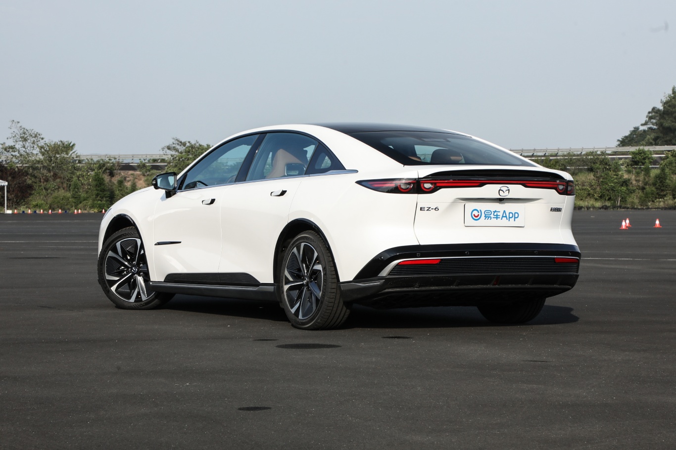 【马自达EZ-6纯电版 600km 智尊版侧后45度车头向左水平图片-汽车图片大全】-易车
