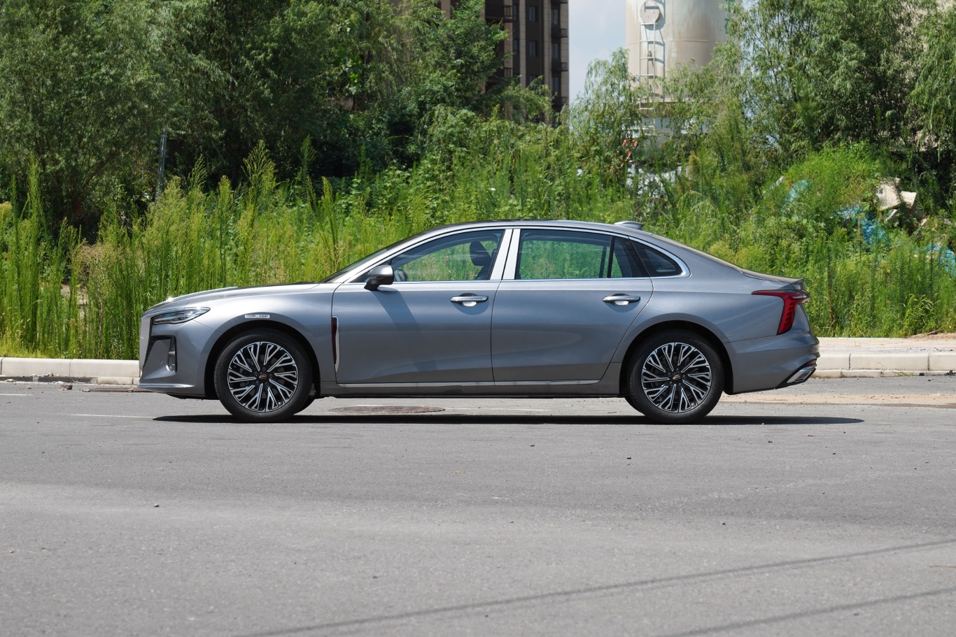 【红旗H52.0T 自动旗畅50万辆纪念版正侧车头向左水平图片-汽车图片大全】-易车