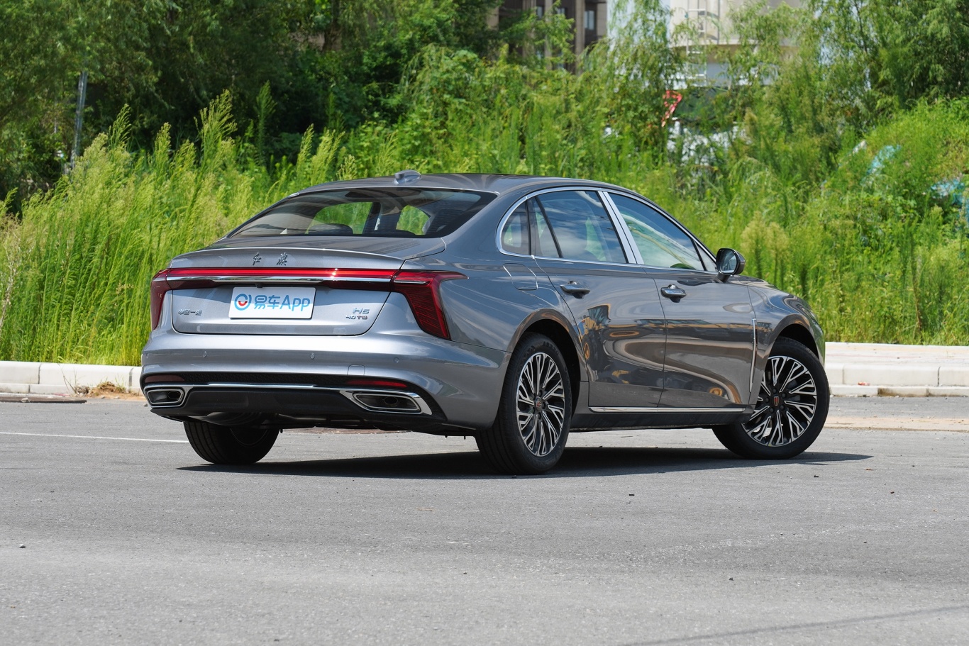 【红旗H52.0T 自动旗畅50万辆纪念版侧后45度车头向右水平图片-汽车图片大全】-易车