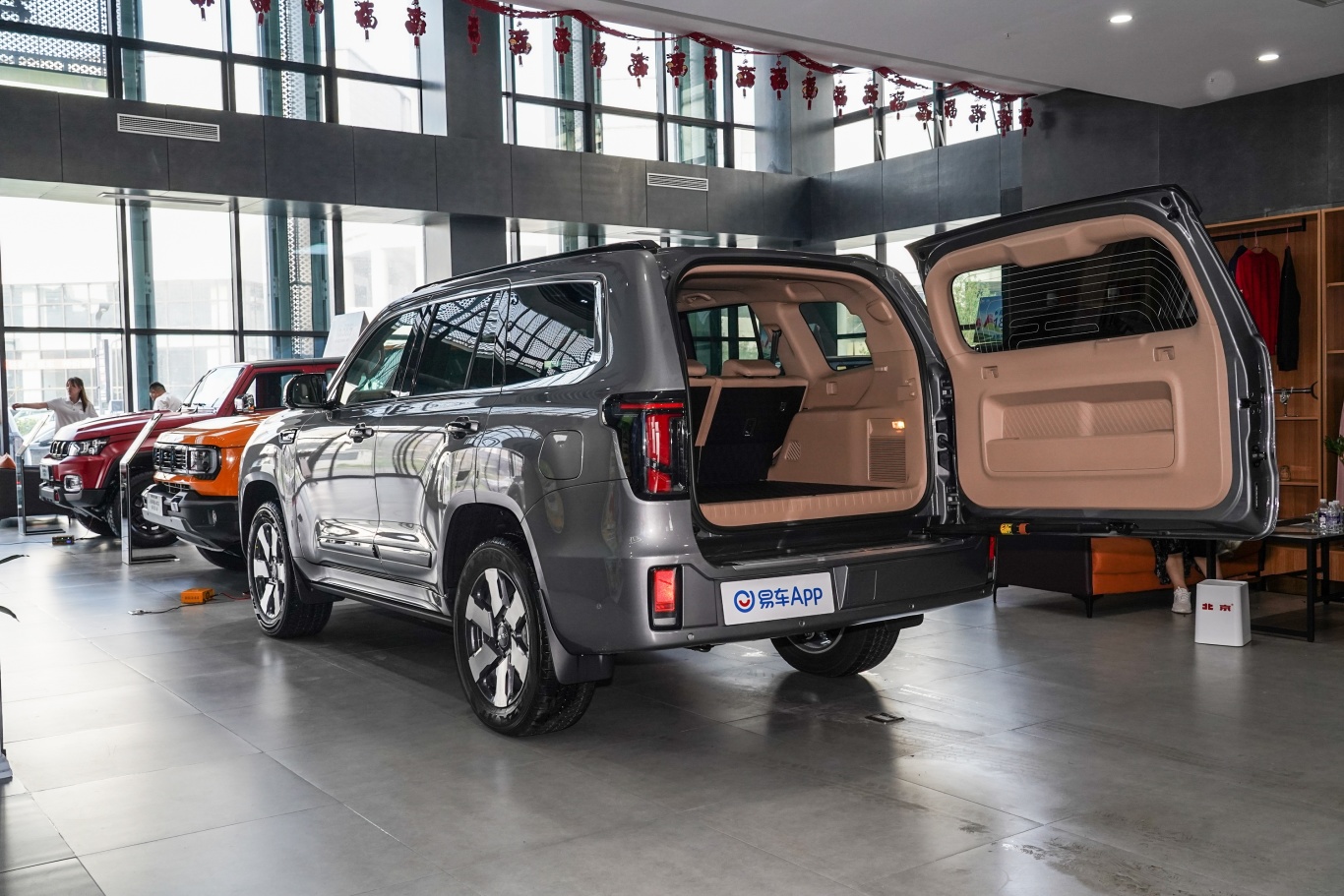 【北京BJ60雷霆152km 1.5T 魔核电驱进阶版 5座后备厢开启45度侧拍图片-汽车图片大全】-易车