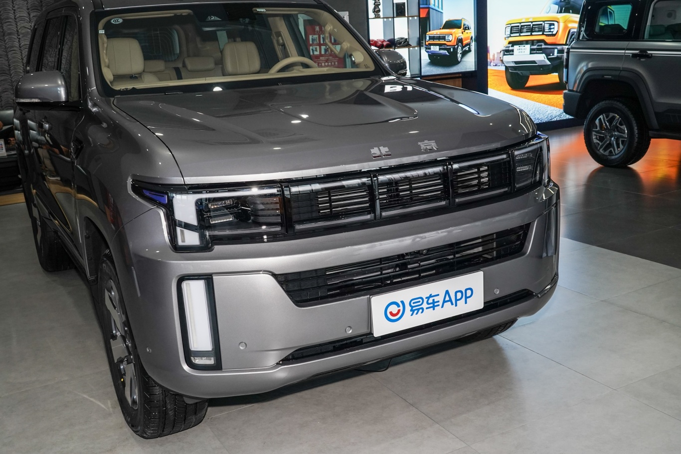 【北京越野BJ60雷霆1.5T 152km 魔核电驱进阶版 5座前格栅侧俯拍图片-汽车图片大全】-易车