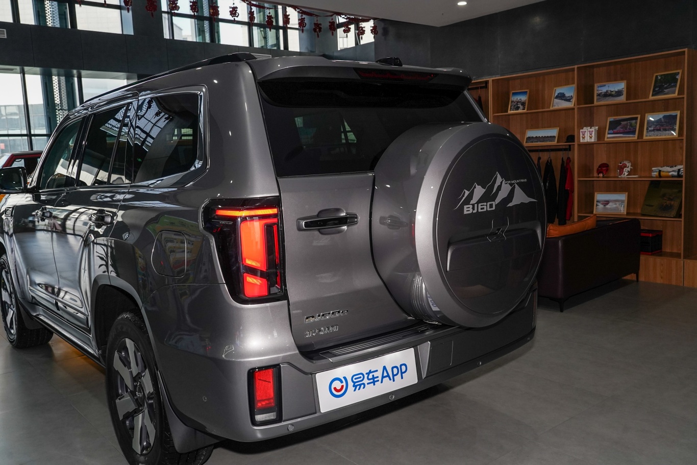 【北京越野BJ60雷霆1.5T 152km 魔核电驱进阶版 5座车尾特写图片-汽车图片大全】-易车