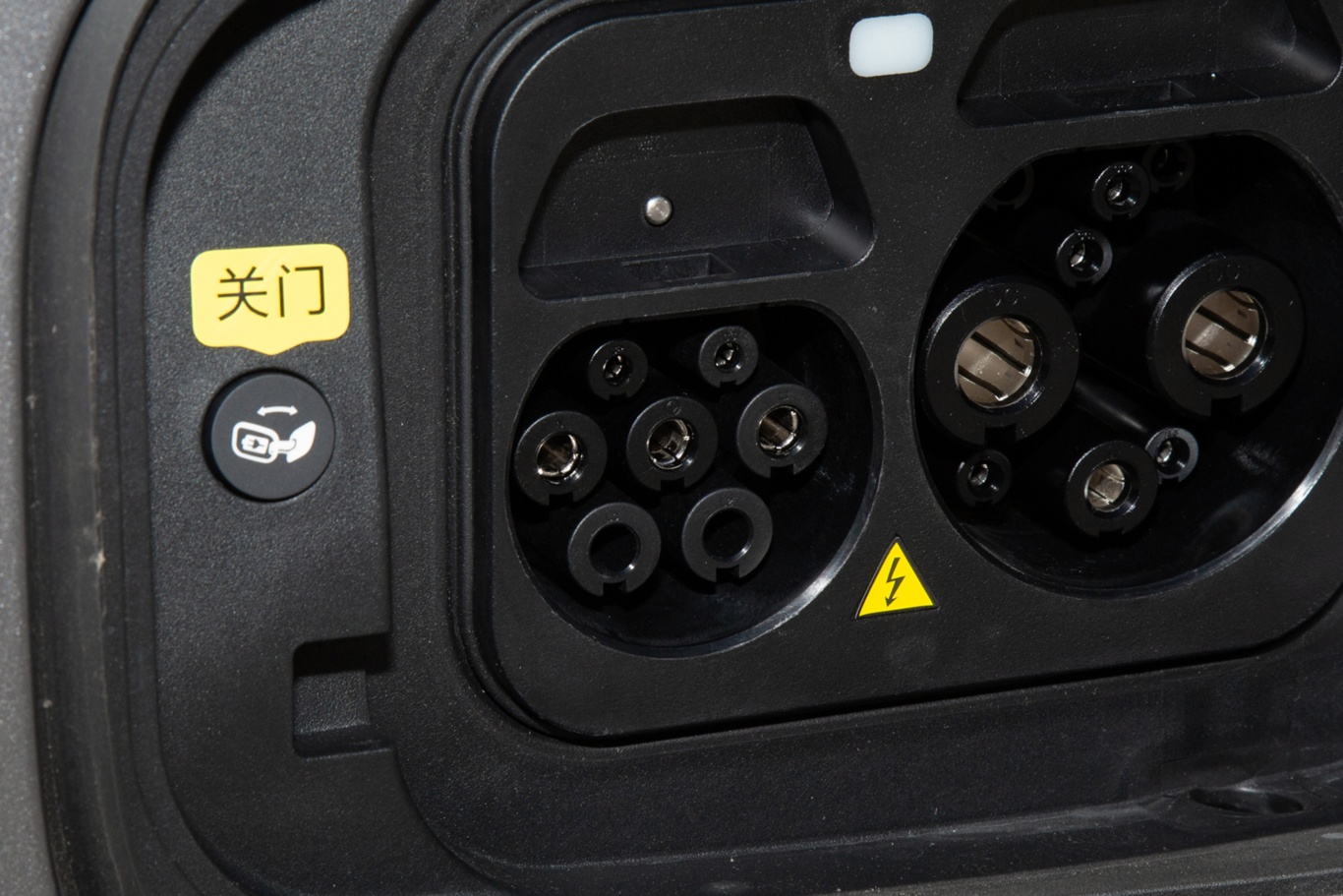 【北京越野BJ60雷霆1.5T 152km 魔核电驱进阶版 7座慢充充电口图片-汽车图片大全】-易车