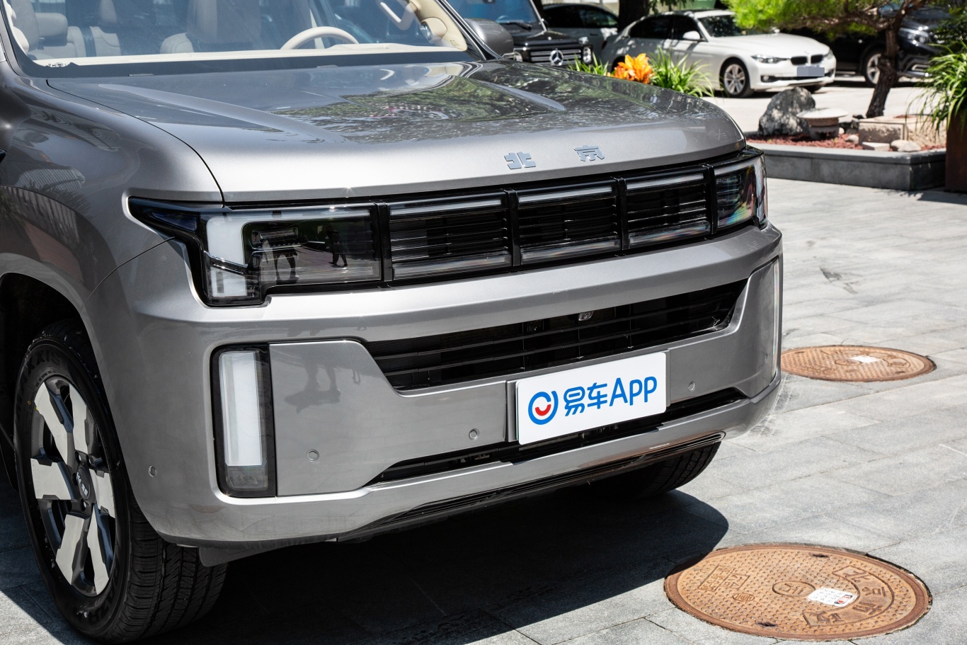 【北京越野BJ60雷霆1.5T 152km 魔核电驱进阶版 7座前格栅侧俯拍图片-汽车图片大全】-易车