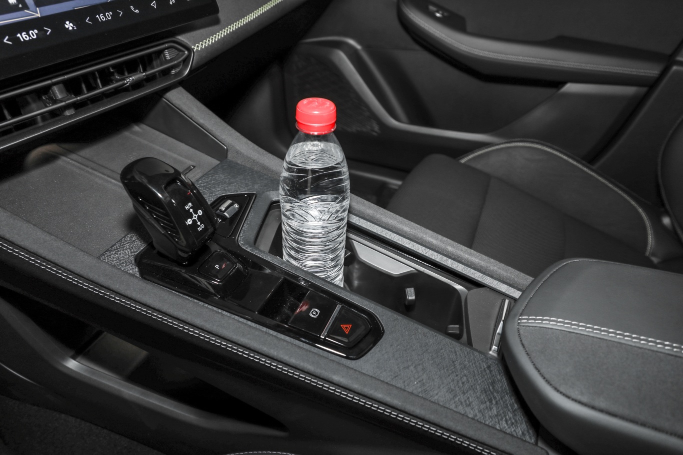 【领克03冠军版 2.0T 双离合两驱Pro 5座前排杯架图片-汽车图片大全】-易车