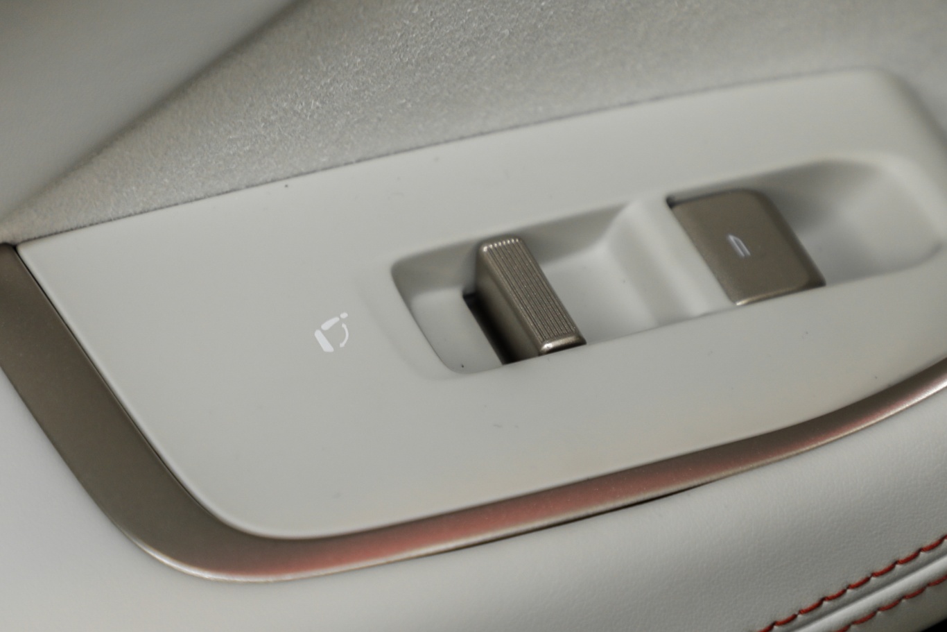 【乐道L60555km 后驱标准续航版后排功能图片-汽车图片大全】-易车