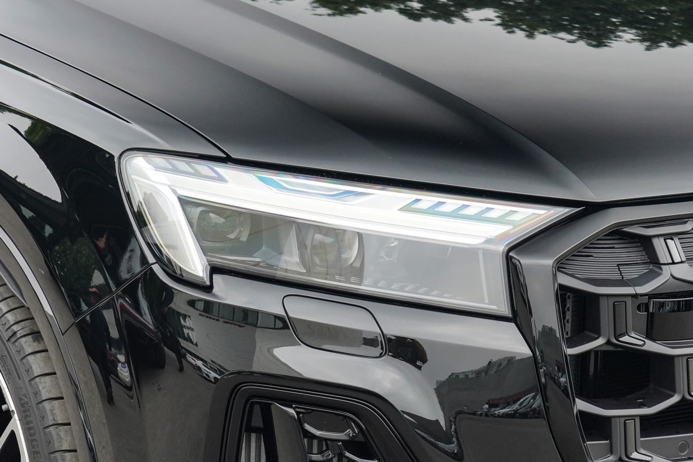 【奥迪SQ74.0T 标准版大灯侧45度俯拍图片-汽车图片大全】-易车